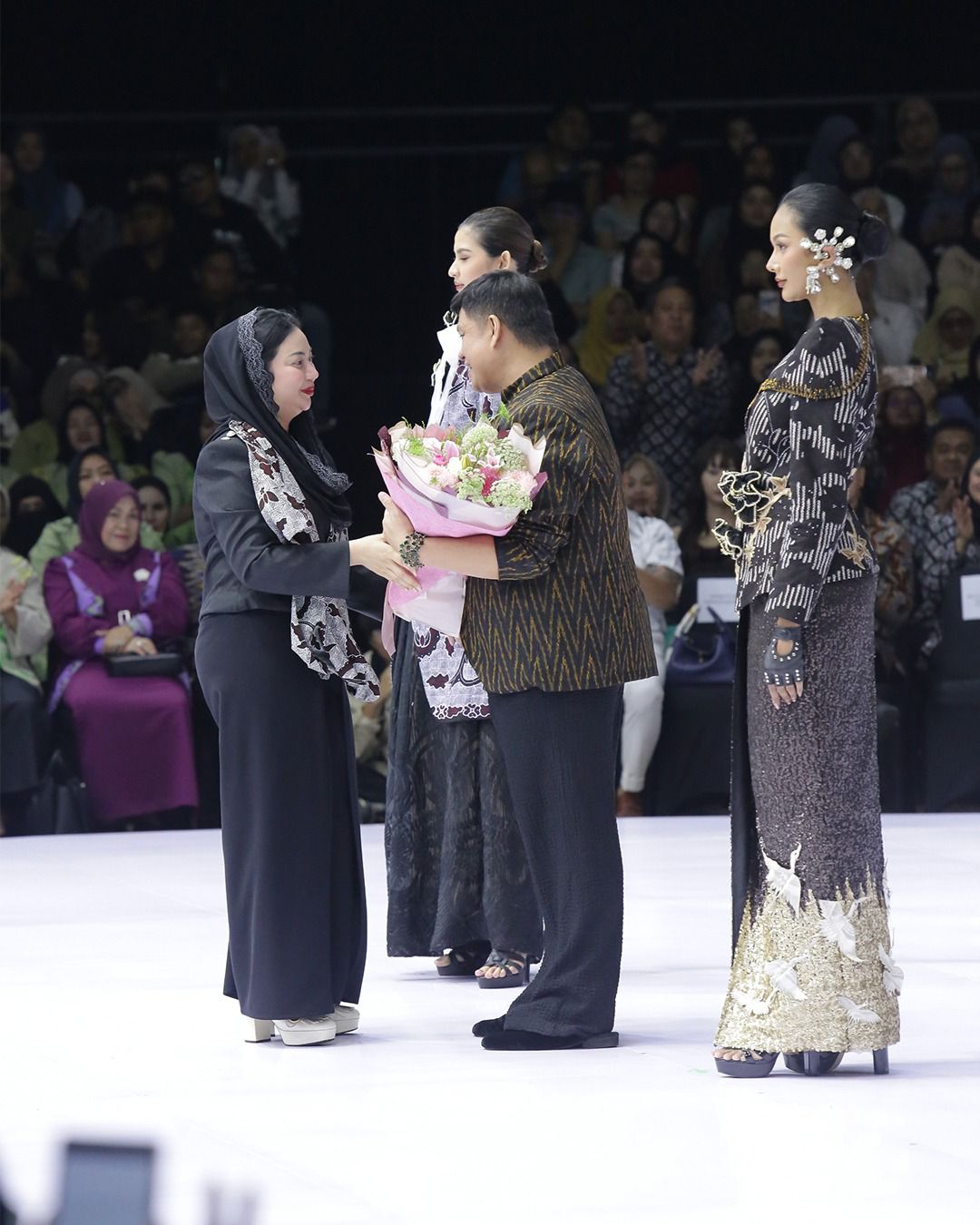 Batik Salem Brebes Tampil Memukau di IFW 2025, Gandeng Desainer Ternama ...